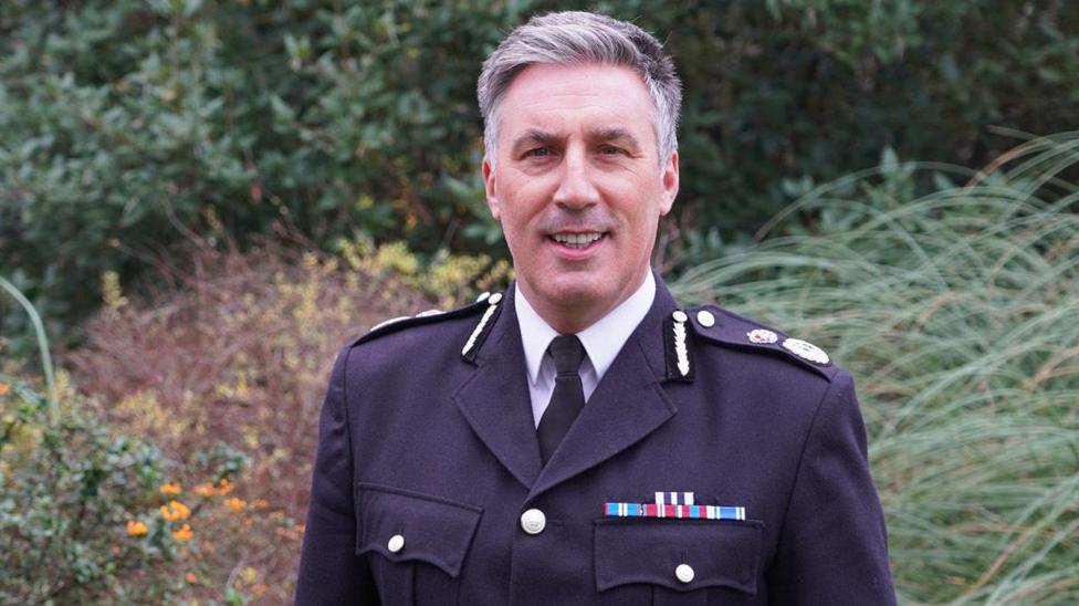 Leicestershire's police chief Rob Nixon to retire - BBC News