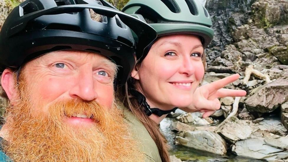 Guinea work trip turns to 100 days in prison for UK pair - BBC News