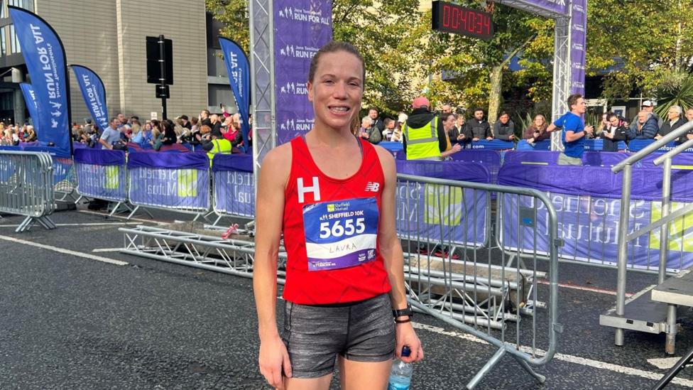 Thousands take part in Sheffield 10k run - BBC News