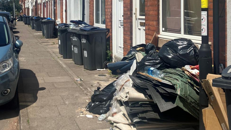 No end in sight for Birmingham bin strike after six months - BBC News