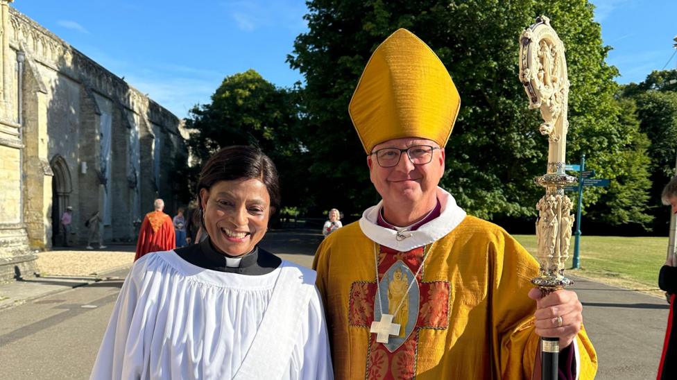 Jersey woman becomes Anglican priest after 10-year wait - BBC News