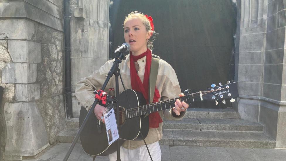 Molly Malone statue: Stewards brought in to stop 'groping' - BBC News