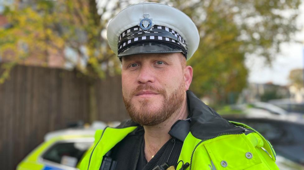 'Stop crying,' officer tells rider caught texting in Leicester - BBC News