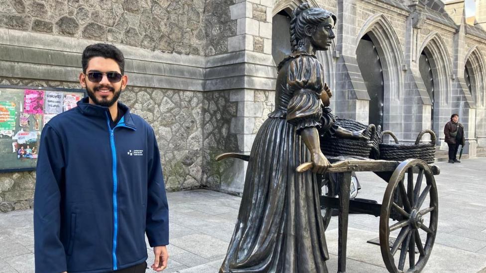Molly Malone statue: Stewards brought in to stop 'groping' - BBC News