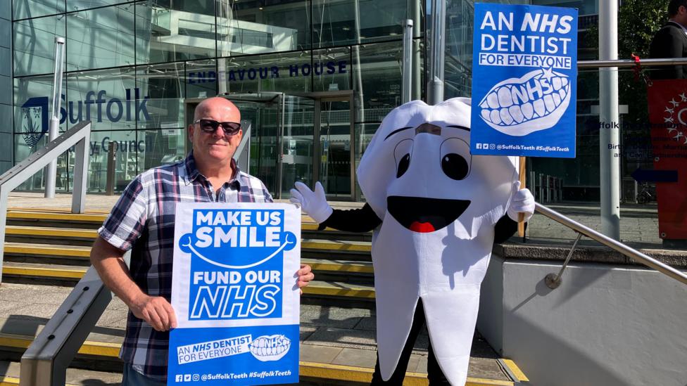 'NHS dentistry is dead on its feet', says Felixstowe campaigner - BBC News