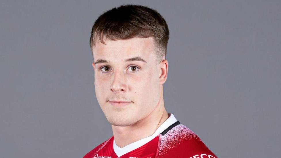 Salford Red Devils: Second-row Matty Foster signs one-year contract ...