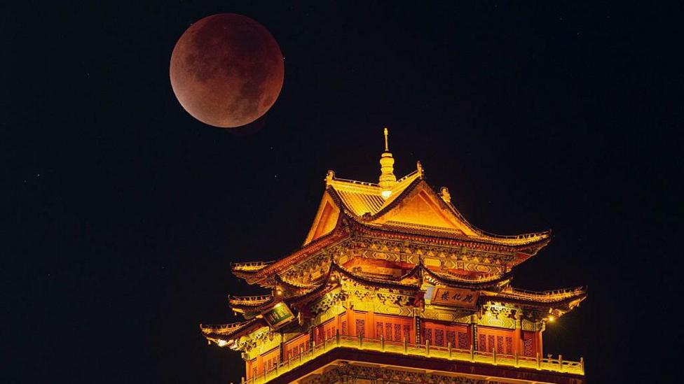 Blood Moon 2025: Incredible pictures from around the world - BBC Newsround