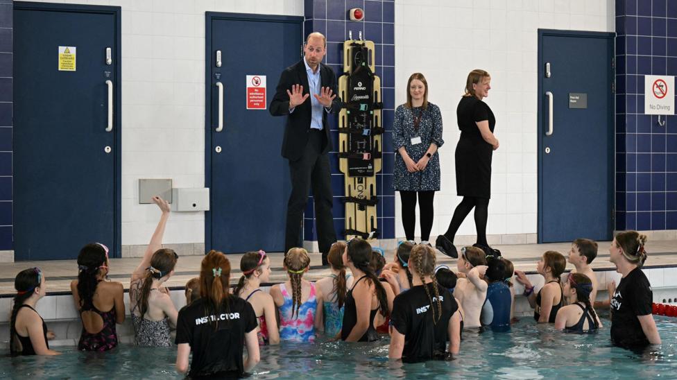 Prince William visits Birtley pool saved from closure - BBC News