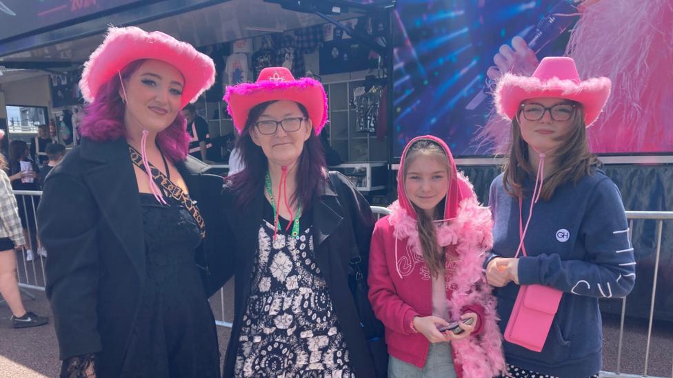 Pink in Cardiff: Travel warning as Summer Carnival tour restarts - BBC News