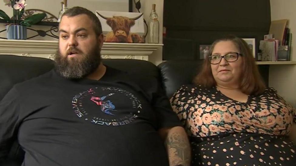 Rochester couple warn of mirror danger after house fire - BBC News