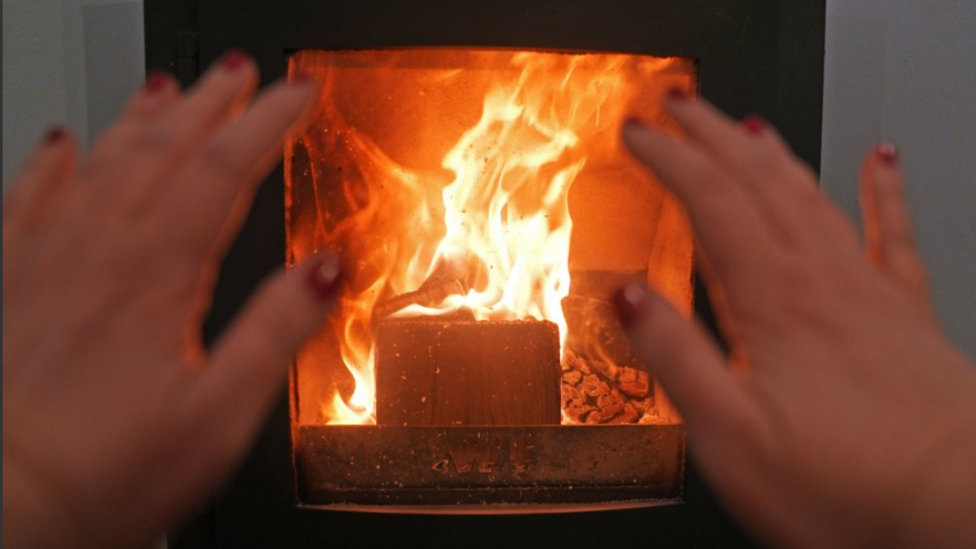 Manchester: No wood burning stove fines despite 400 complaints - BBC News