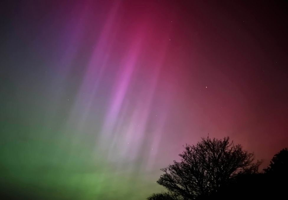 Devon and Cornwall skies lit up by Northern Lights - BBC News