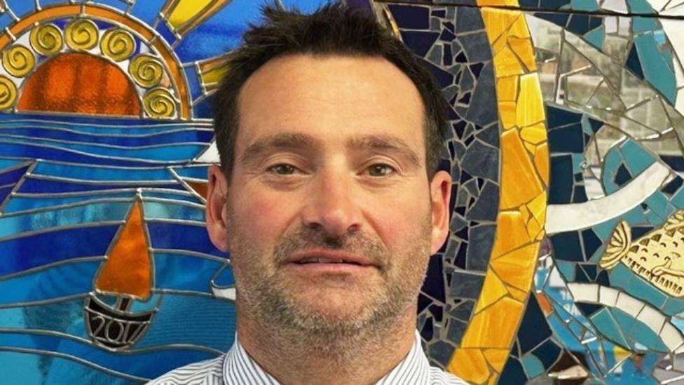 Plant ifanc iawn yn bryderus, unig a ddim yn hyderus - arolwg - BBC ...