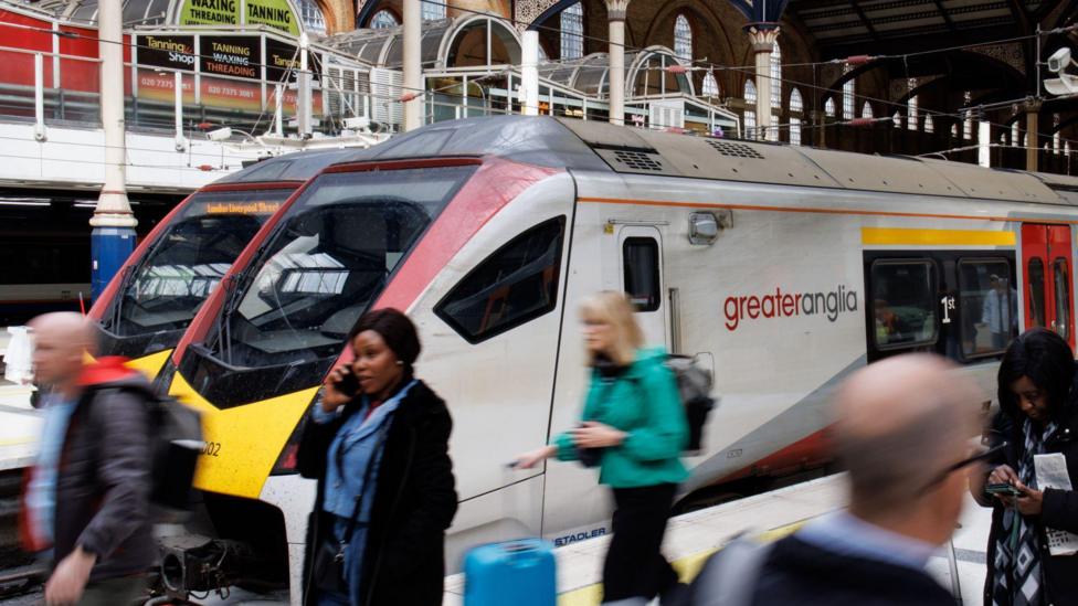 Liverpool Street station to shut over Christmas for travellers - BBC News