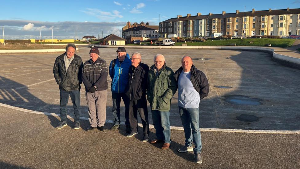 Redcar boating lake test refill due to start - BBC News