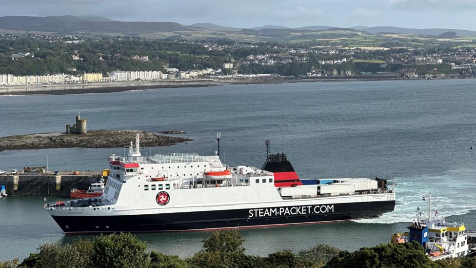 Manxman ferry damagen entering Lancashire port in early hours - BBC News