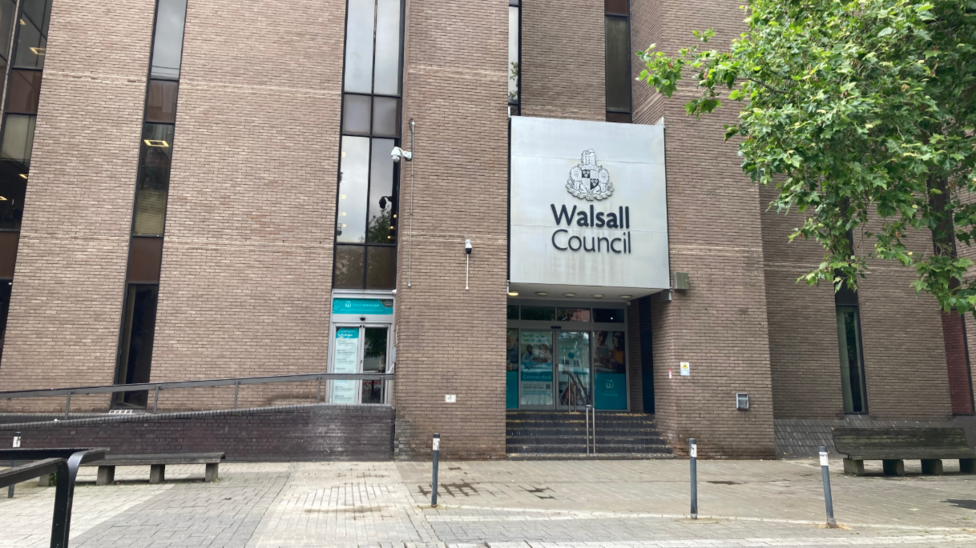 Walsall councillors raise concerns about restructuring - BBC News