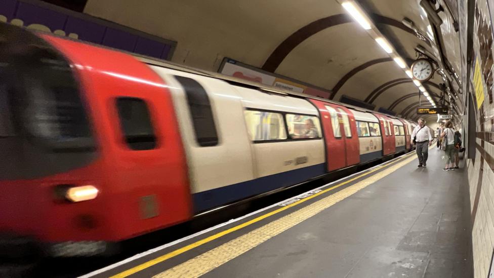 Elizabeth line: Safety warnings after passenger dragged by train - BBC News