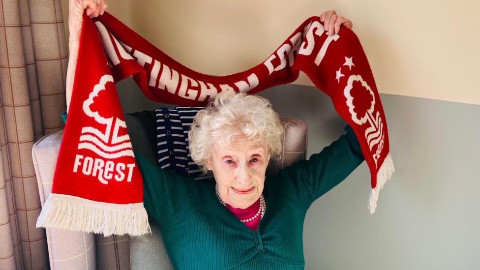 Nottingham Forest fan, 101, to attend first match for 30 years - BBC News