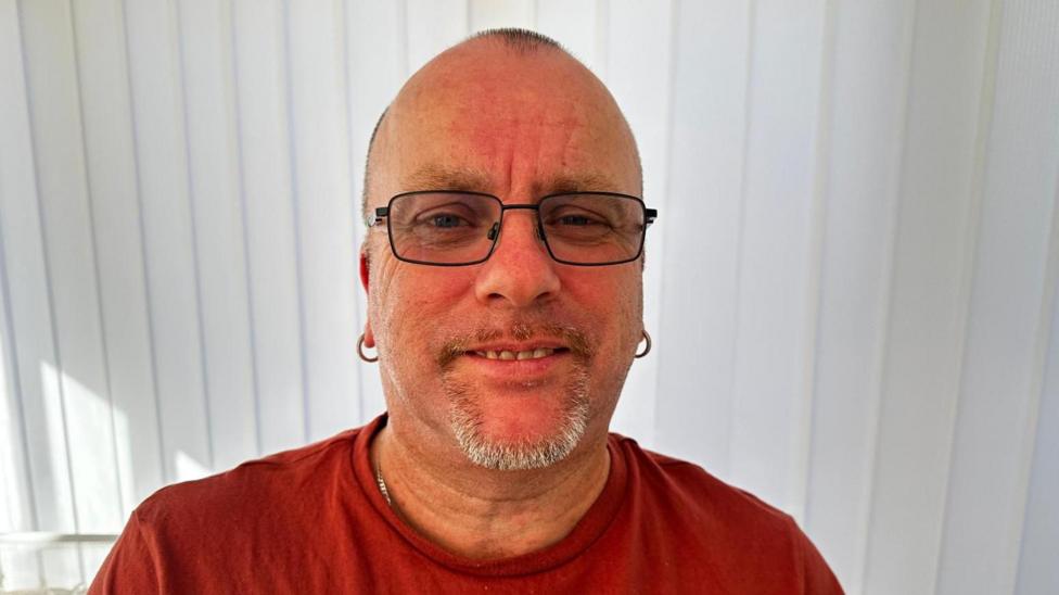 Bags or bins? South Holland residents split on decision - BBC News