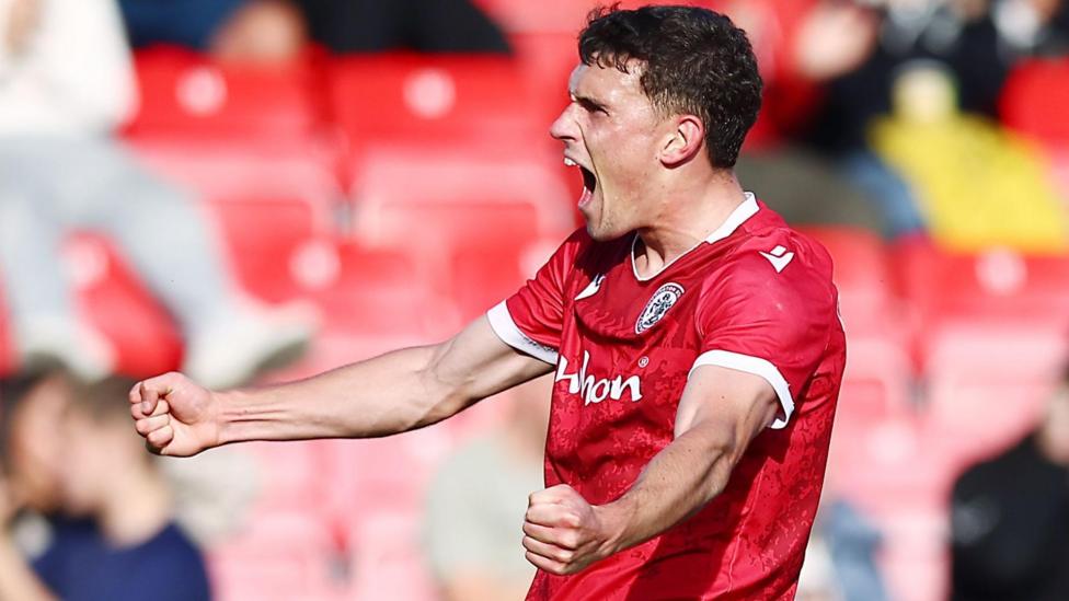 Northampton Town: Dara Costelloe & Ben Perry join on loan - BBC Sport