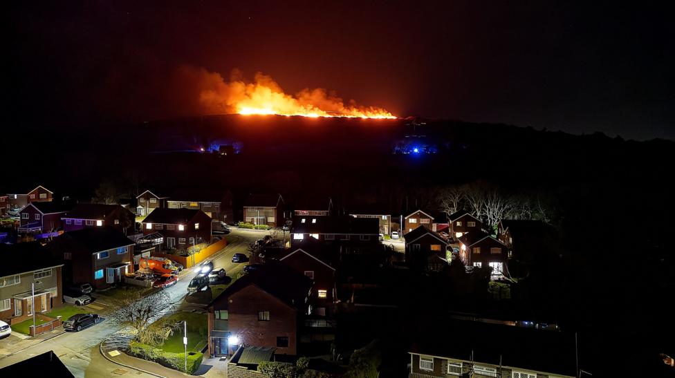 Pontycymer: Firefighters tackle large wildfire in south Wales - BBC News