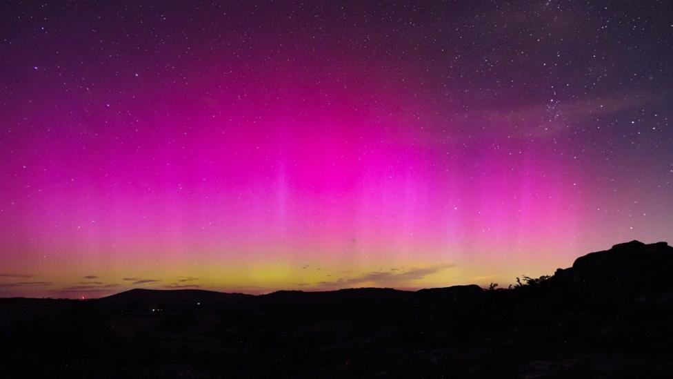 Northern Lights illuminates Cornwall and Devon night sky - BBC News
