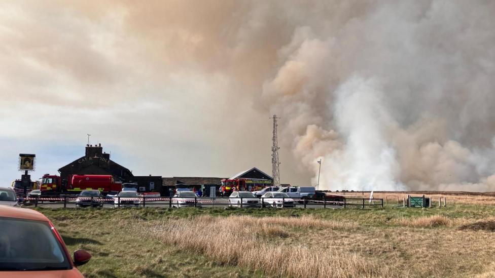 Crews tackle large wildfire on moorland in Derbyshire - BBC News