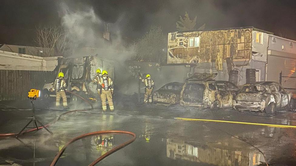 Southend: Large tyre and vehicle blaze takes hold in yard - BBC News