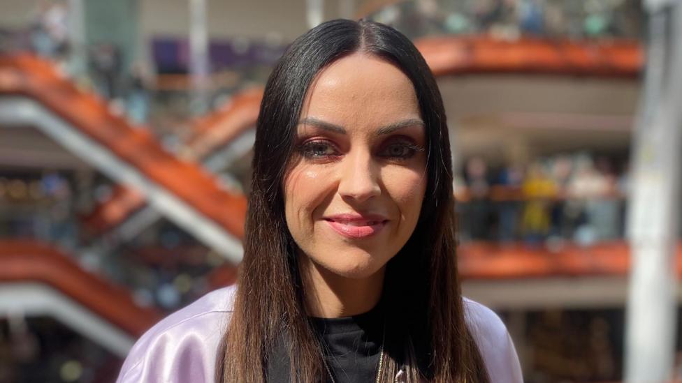 Singer Amy McDonald: '18 years and this will never feel normal' - BBC News