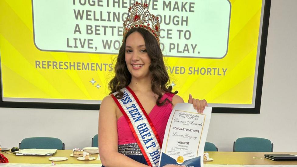 Wellingborough teen honoured for her 'outstanding' charity work - BBC News