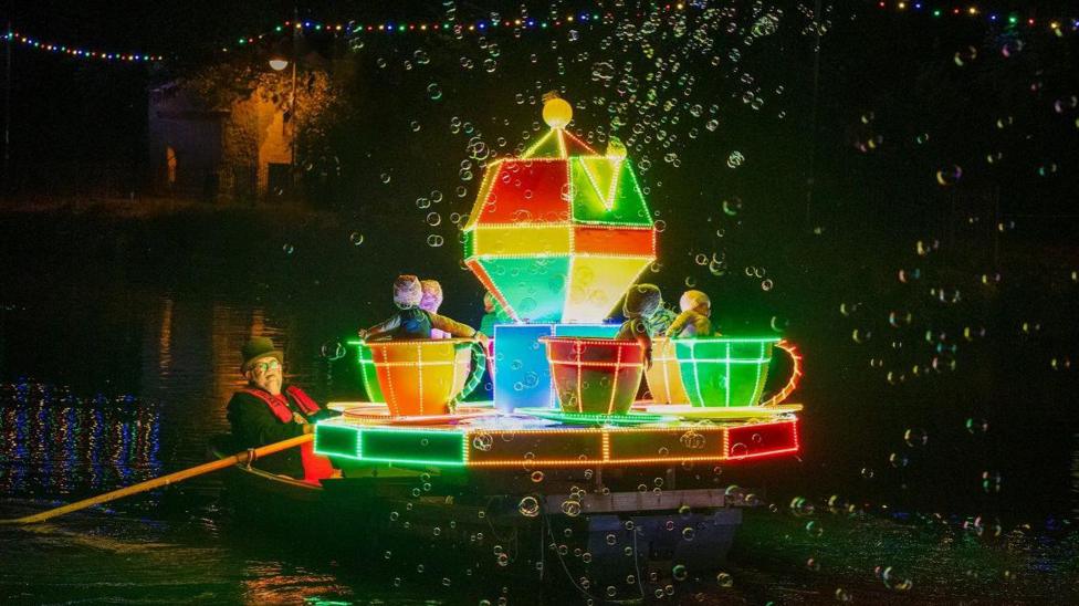 Spectators crown winning boat at annual Matlock illuminations - BBC News