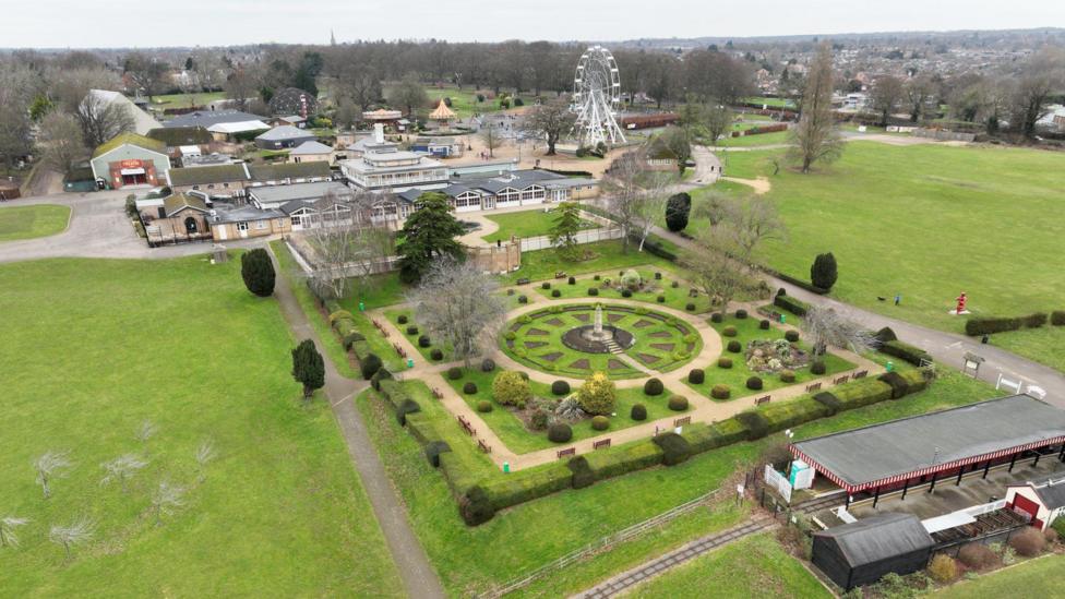 Irthlingborough toddlers named World Puddle Jumping Champions - BBC News