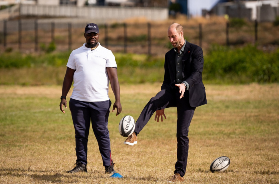 Prince William's rugby skills tested in South African township - BBC News