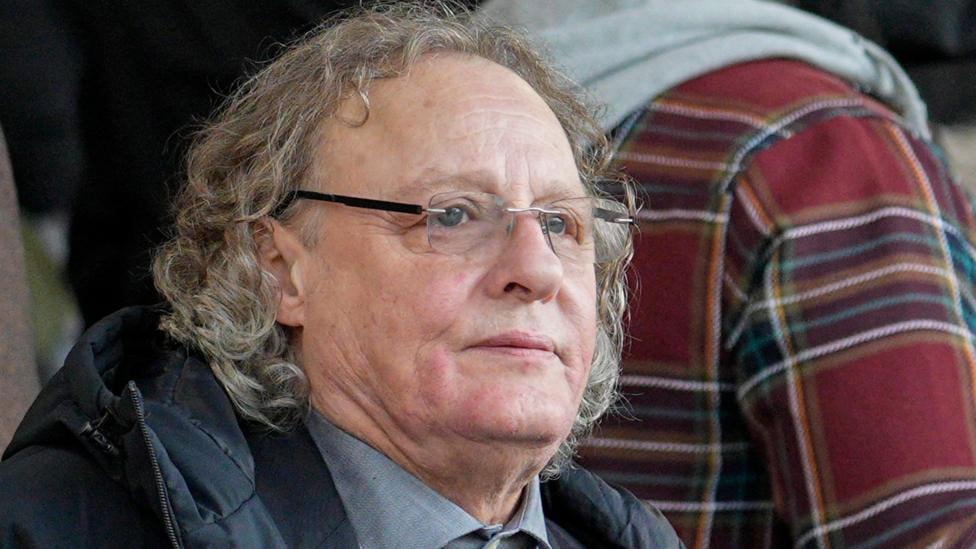 Milton Keynes Dons' new crest a 'nod to iconic roundabouts' - BBC News