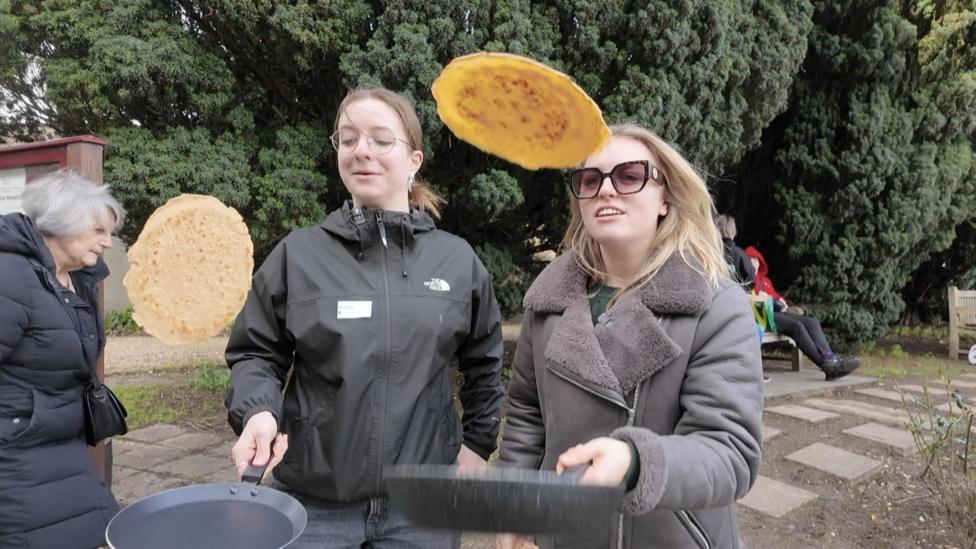 Pancake day: More than 100 people enter annual race - BBC News