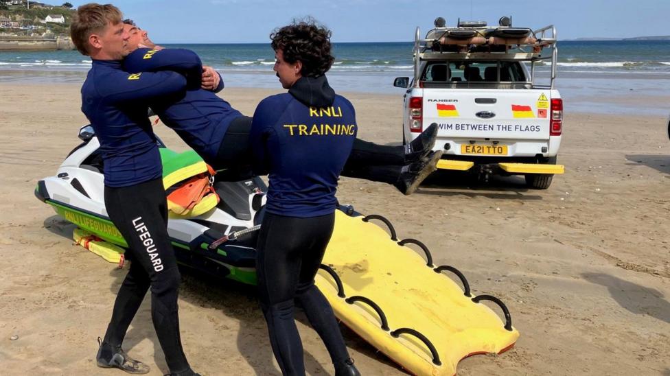 'I wanted to be a lifeguard since forever' - BBC News