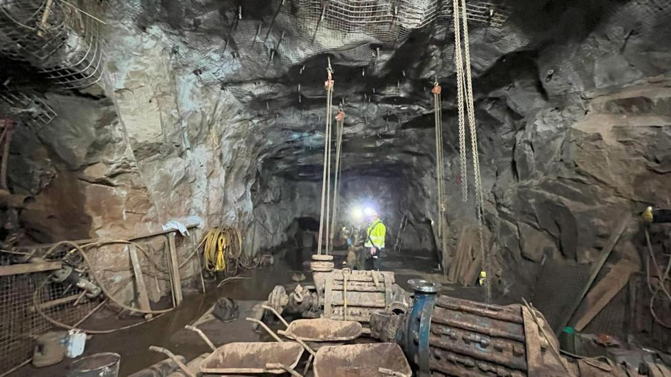 'End of an era' as last tin ore from Cornwall mill smelted - BBC News