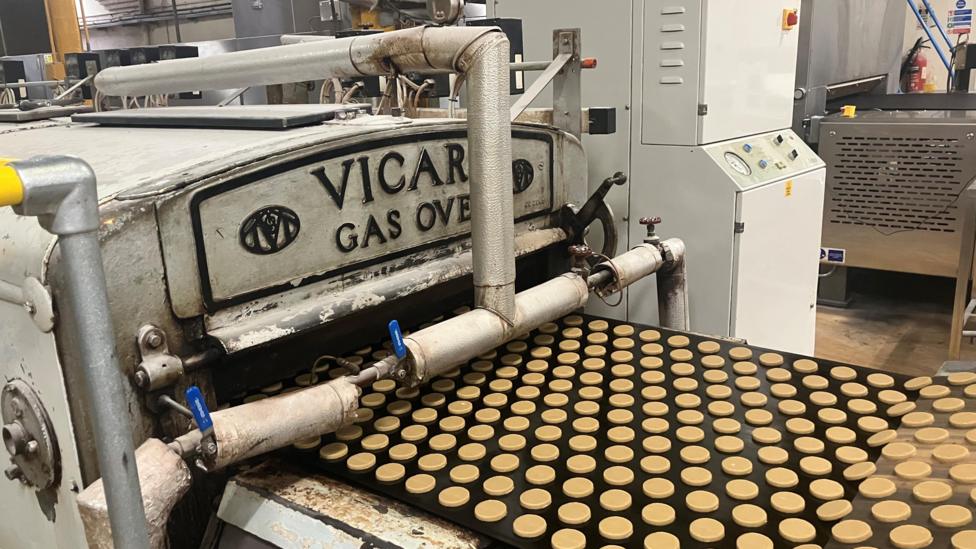 'Our factory makes 2,500 custard creams a minute' - BBC News
