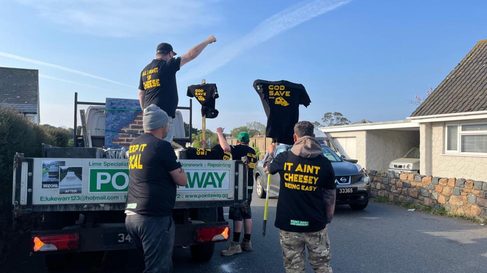 Group protests against Guernsey Dairy stopping cheese making - BBC News