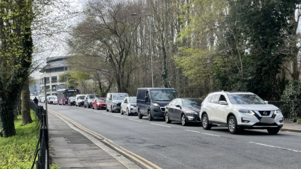 Thames Water roadworks cause traffic queues in Caversham - BBC News