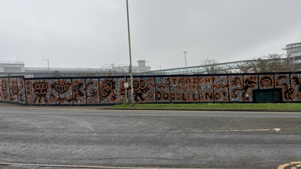 Mr Doodle: Artist unveils new work at Ashford junction - BBC News