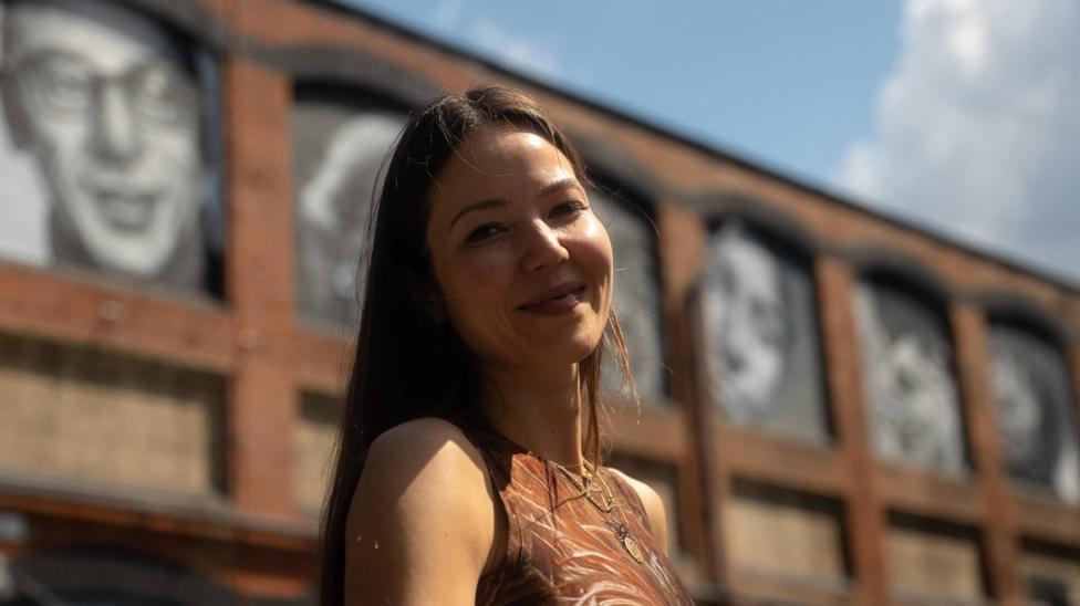 Emanuel Litvinoff's son 'moved' by Shoreditch murals - BBC News