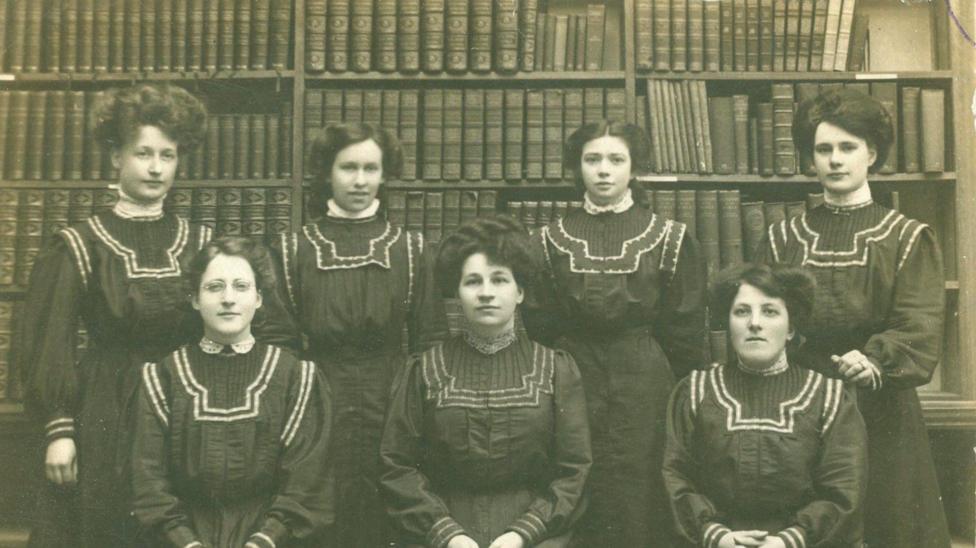 West Sussex: VR project set up for library service's 100th year - BBC News