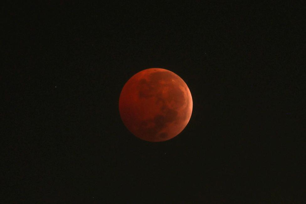 Lunar eclipse: Blood Moon pictured across UK before dawn - BBC News