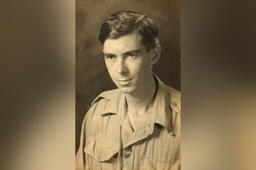 Leslie Scott: Rare WW2 special forces items go under the hammer - BBC News