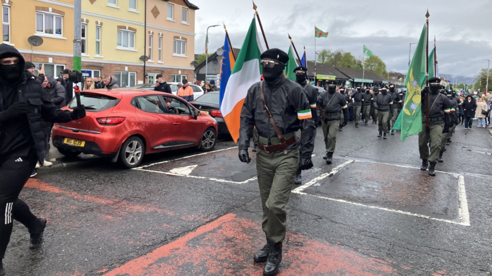 Londonderry: Petrol bombers attack police monitoring parade - BBC News
