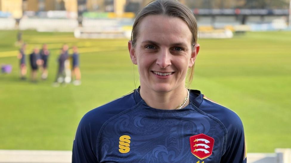 Kate Coppack: Essex seamer swaps law for full-time cricket deal - BBC Sport
