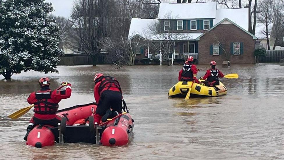 US floods: At least 10 dead after heavy rain - BBC News