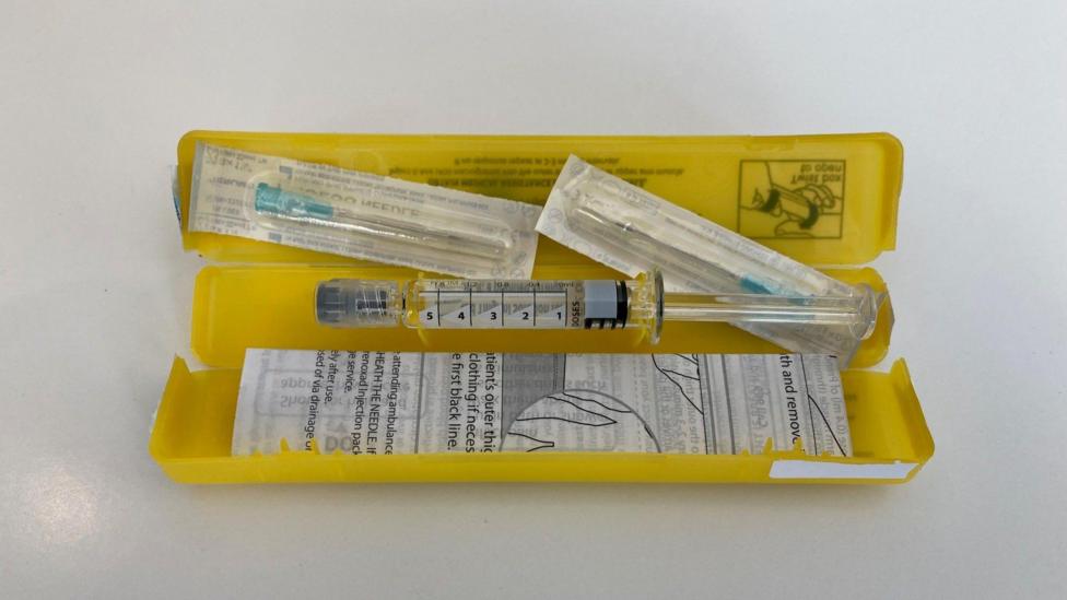 Charity gives out medical kits to help save addicts' lives - BBC News